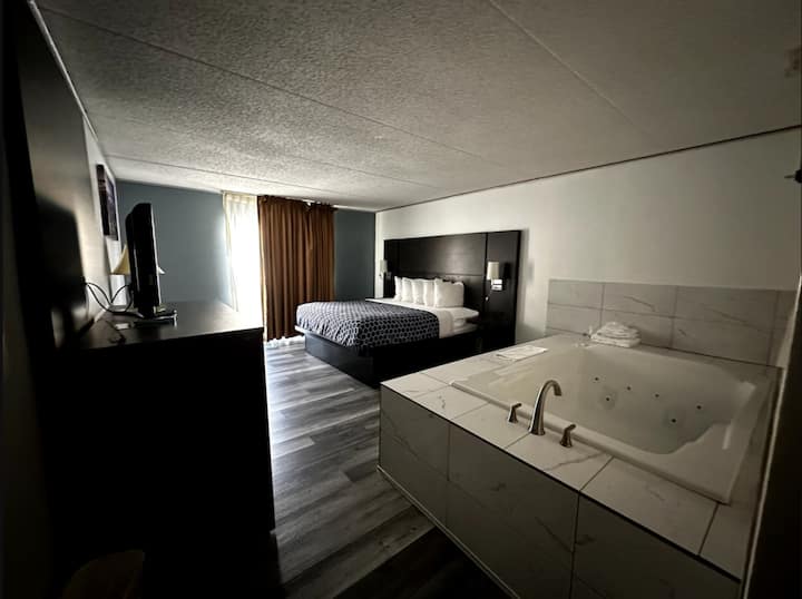 Hotel - Jet Tub, King Bed, Bfast Included - Illinois