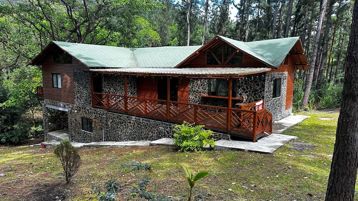 Amplia Cabaña De Madera En Altos Del María - Panamá