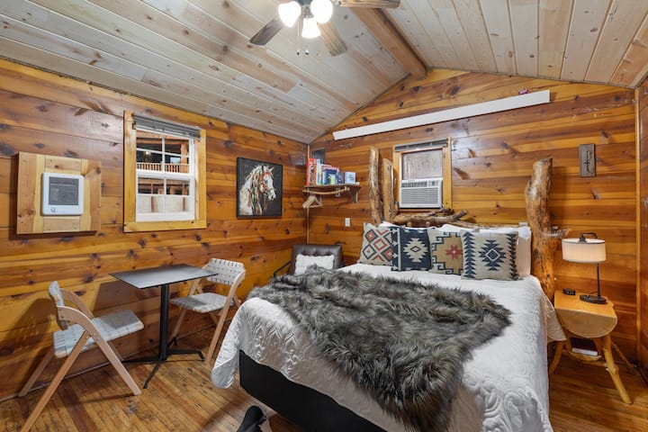 Raven Rock Getaway: Firepit Nights Getaway - Hill City, SD