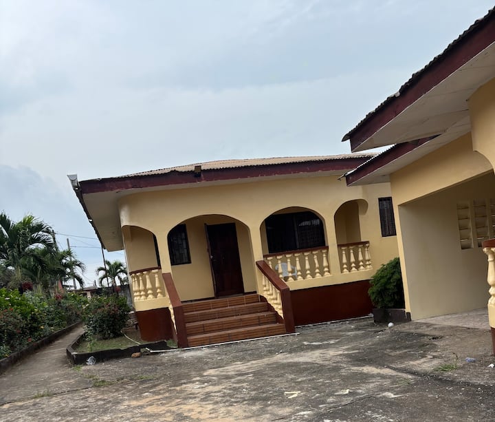 A Home Away From Home. 3bd Rm/3qbd, 2 1/2 Bth, Sec - Monrovia