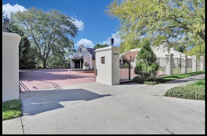 Luxury 6,000sf Villa: Gated, Best Location! - Kansas City, KS