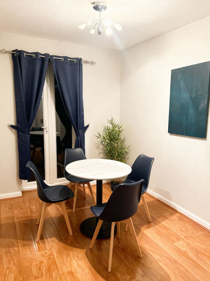 Cosy Home With Parking - Maidstone