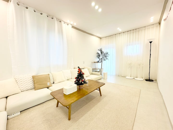 신규/넓은거실/침실5개/퀸침대6개/화장실3개/지하철도보4분/요리가능/대가족환영/연박할인 - Busan