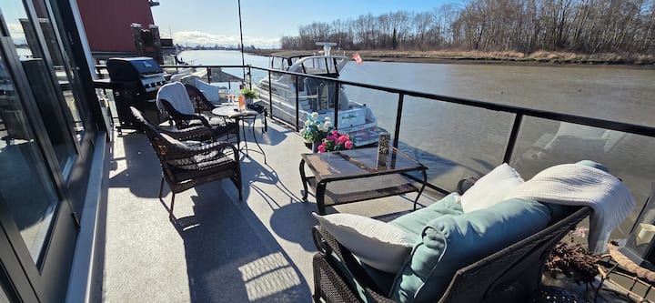 Luxury Float Home Stay - Near Vancouver - 3 Decks - Delta