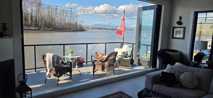 Waterfront Float Home | Sleeps 6 | Near Vancouver - Delta