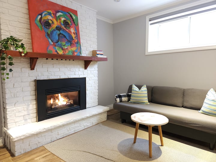 Clean & Cozy Suite W/ Fireplace And Free Parking! - Toronto