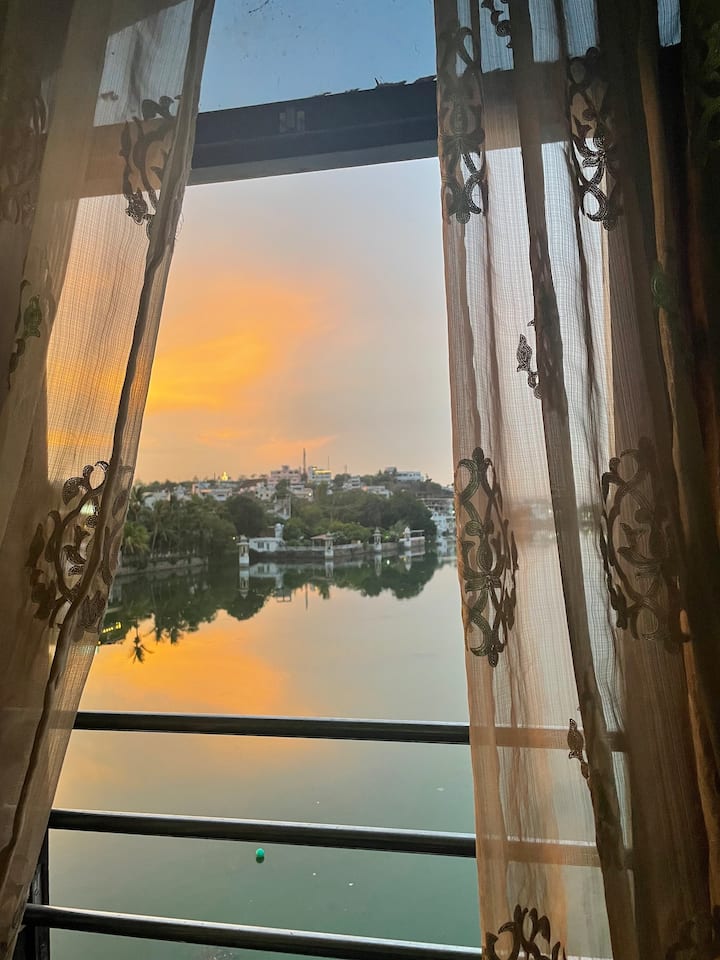 Serene Lakeside Stay With Hottub & Private Terrace - Udaipur