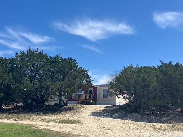 Hill Country Retreat• Sleeps 10 • Near Bandera - Bandera, TX