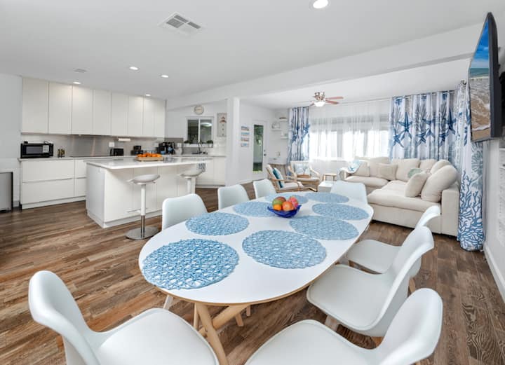 Endless Summer: Spacious Family Home Near Beaches - Safety Harbor, FL