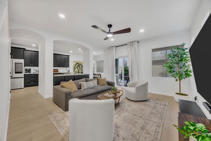 Modern 4br + Loft • Family-friendly Gilbert Stay - Gilbert, AZ