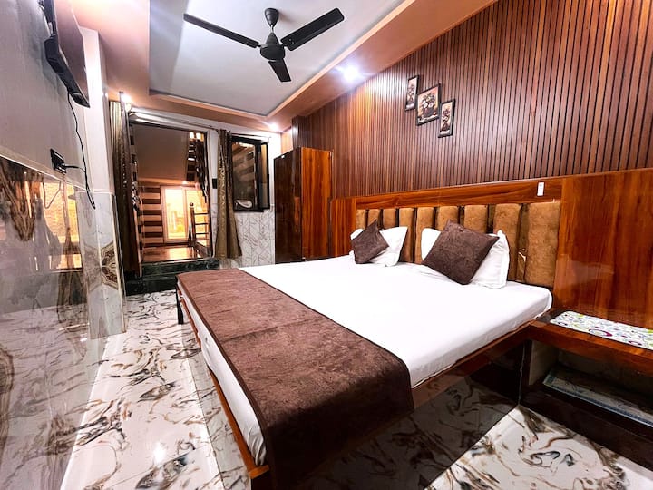 Vrindavan Retreat “Comfort Stay Near Prem Mandir” - Vrindavan