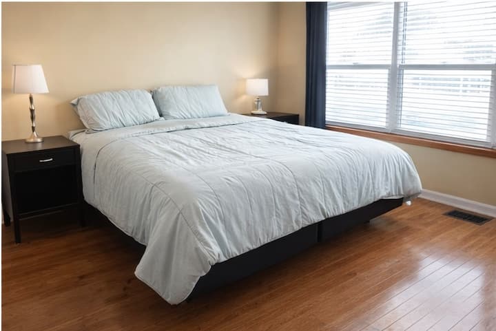 Cozy King Bedroom For Your Virginia Beach Stay! - Virginia Beach, VA