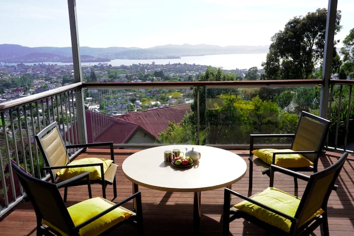 South Hobart Haven: Panoramic Views & Cosy Vibes - Hobart