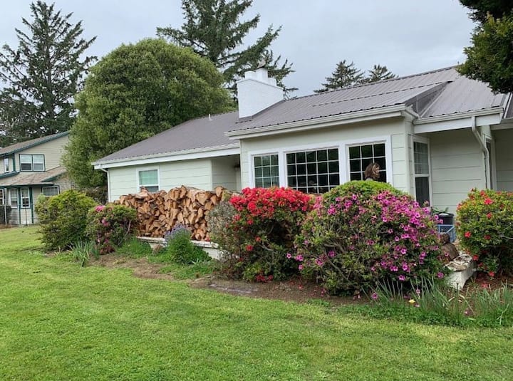 Charming Mill Beach Cottage By The Sea - Brookings, OR