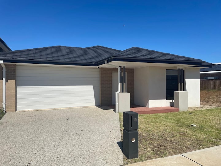 Southern Retreat - Clyde North