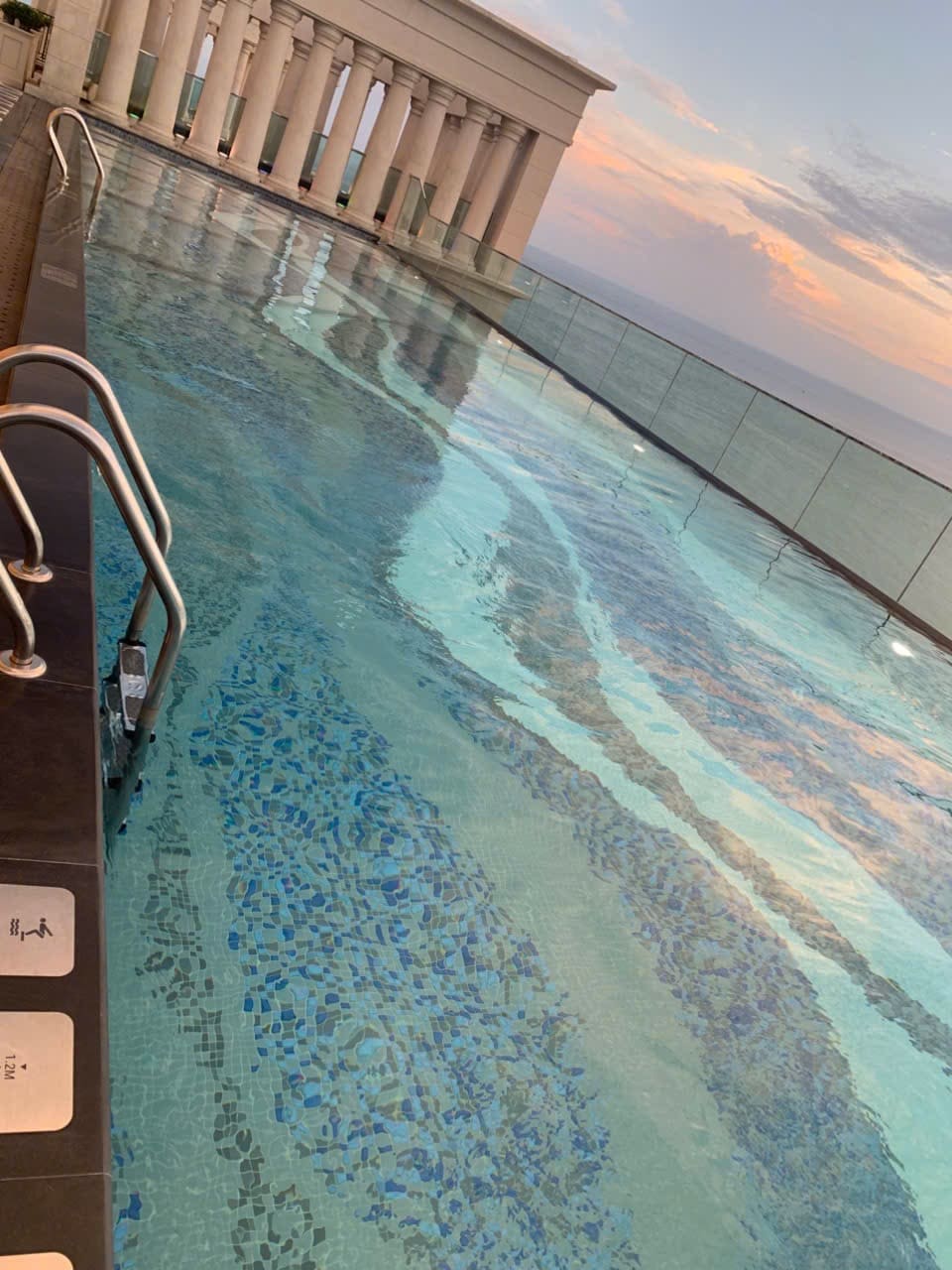 Apartamento en el quinto piso del edificio H2 - vista lateral del mar a ...