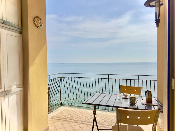 Casa Andrea - Seafront Apartment On The Promenade - Giardini-Naxos