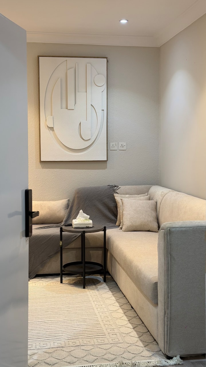 غرفه نوم وصاله بتصميم عصري ومطبخ متكامل - Madinah