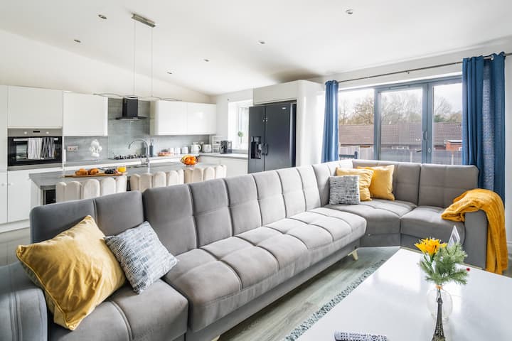 Spacious 4bedroom Home With Free Parking In Hemel - Hemel Hempstead