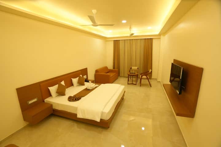 Stayguru The Canyon Inn - Ac Semi Suite Room - Bhuj