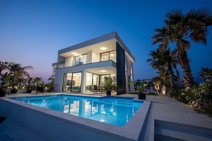 Villas For 20 People With Two Private Pools - Novalja