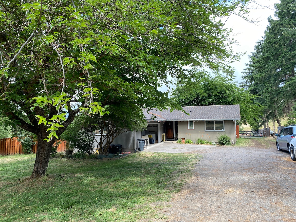 Vintage Charm at Sunny Joy Farm - Houses for Rent in Talent, Oregon ...