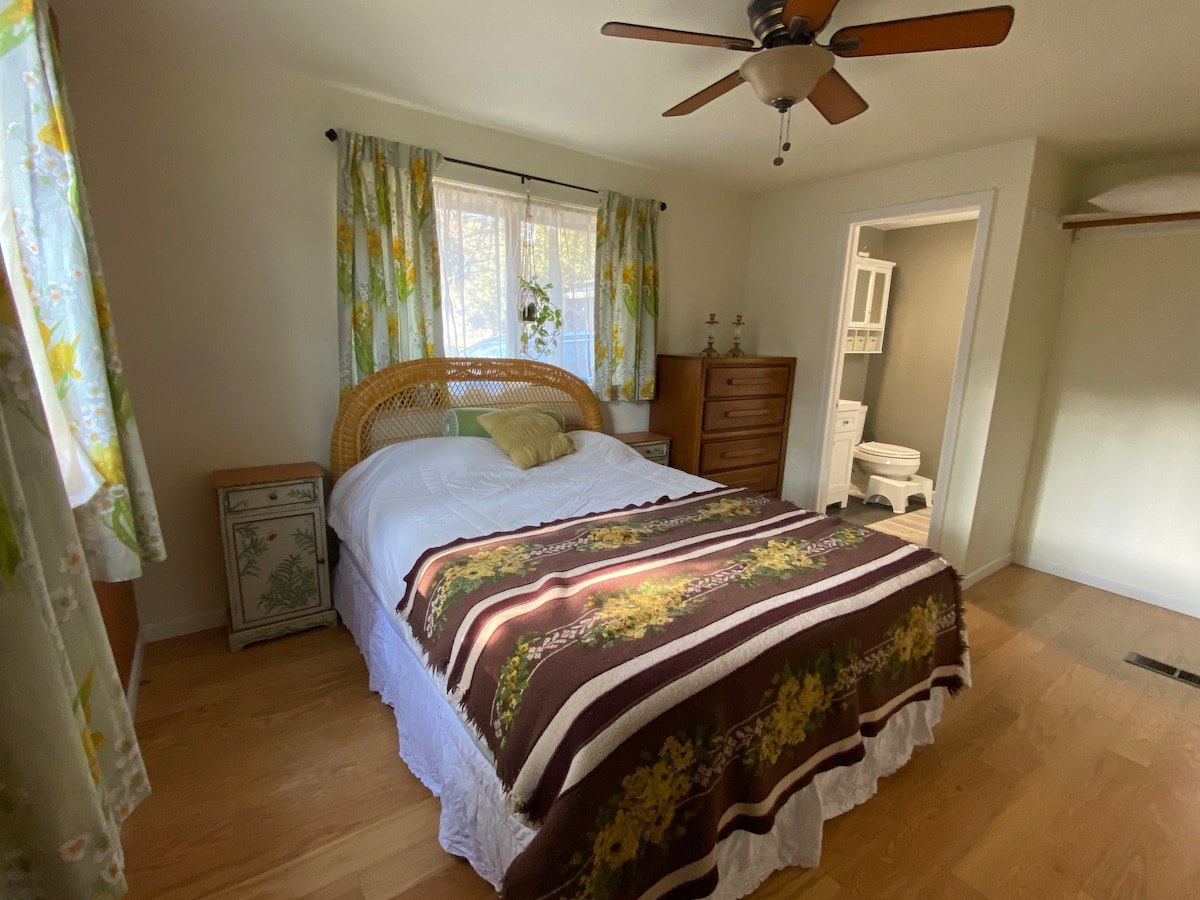 Vintage Charm at Sunny Joy Farm - Houses for Rent in Talent, Oregon ...