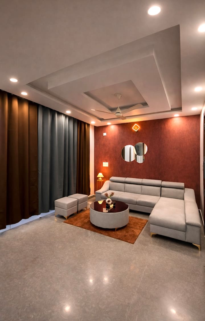 Boutique 2bhk Airbnb : Near Gaur City Center - Noida