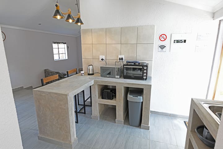 Soliha Guesthouse - Blissful Den - Secunda