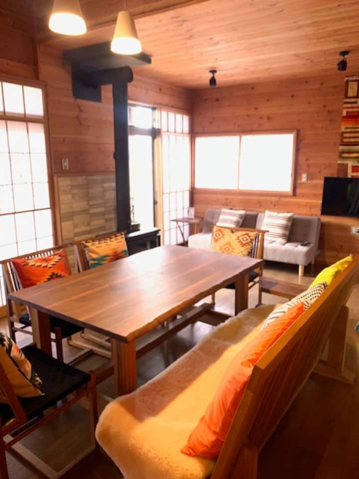 鳥の声で目覚めるプライベートな森の別荘貸切：薪ストーブ＋グリルと星を満喫 - 사쿠시