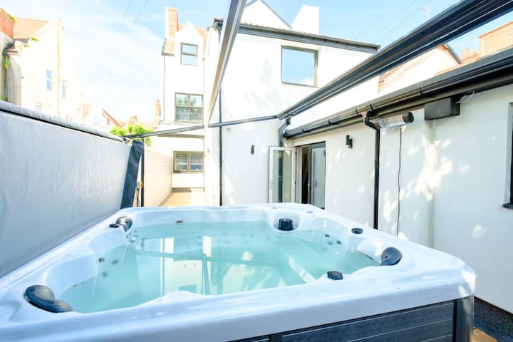 Curzon A Family & Pet Friendly House With Hot Tub - Llandudno