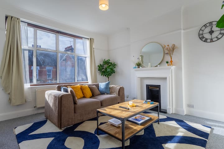 Spacious 3 Bed Apartment With A Balcony - Londres