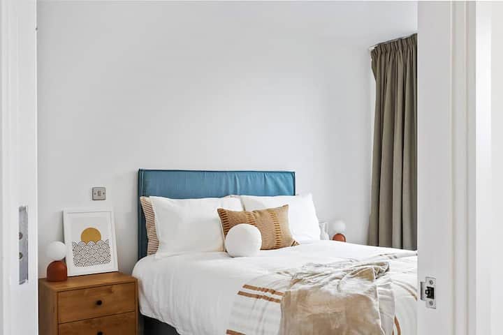Spacious Room For 2 In A Shared Modern Flat - チャタム