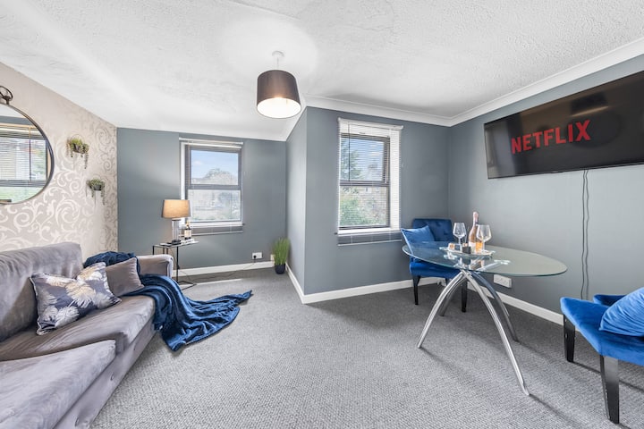 Modern 1br Flat In Me7 | Free Wi-fi | Sleeps 2 - 채텀
