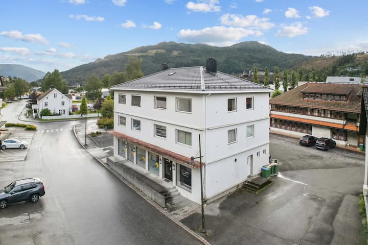 Sentrumsnær Leilighet Med 2 Soverom I Stryn - Loen