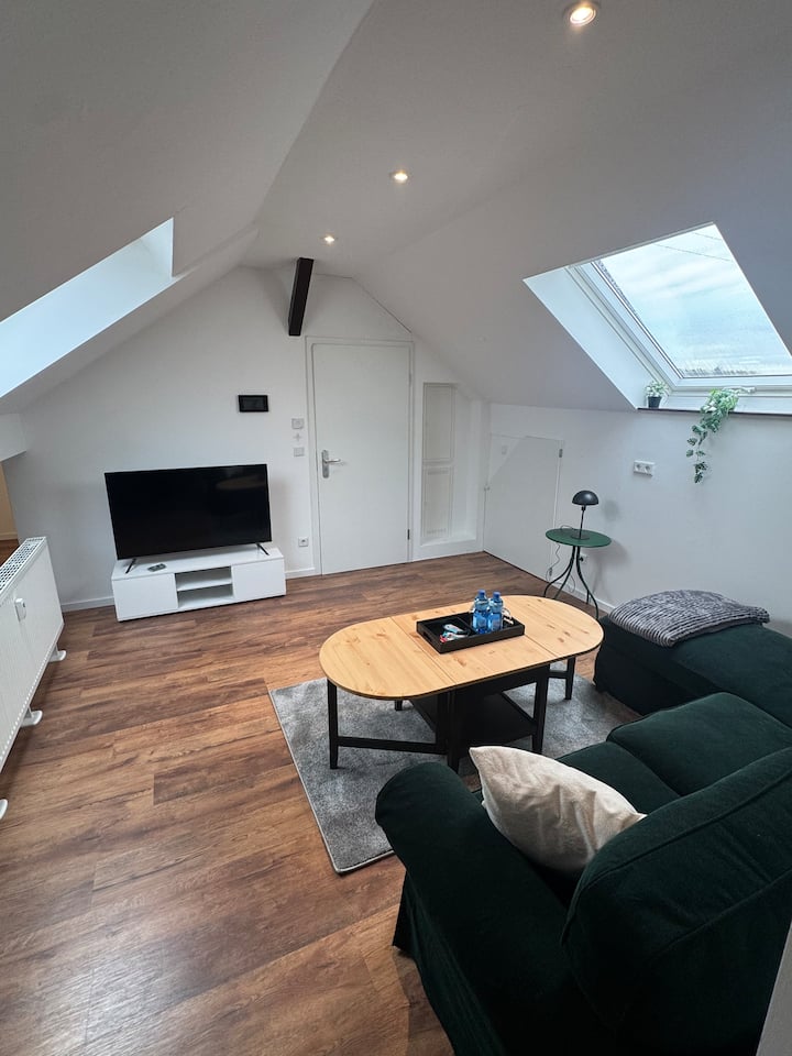 Modernes Dachgeschoss-apartment Mit Parkplatz - Hattersheim am Main