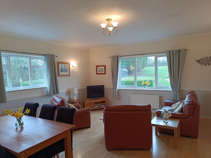 2 Bed Flat Overlooking Golf Course - Basingstoke