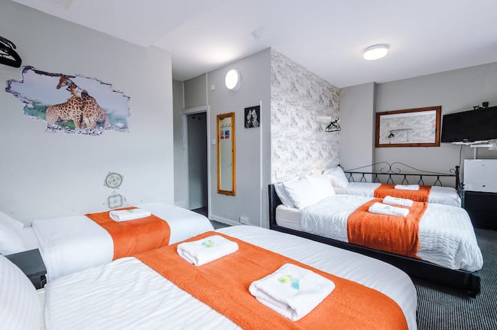 11-bed Blackpool • Pool Table • Groups Welcome - Blackpool