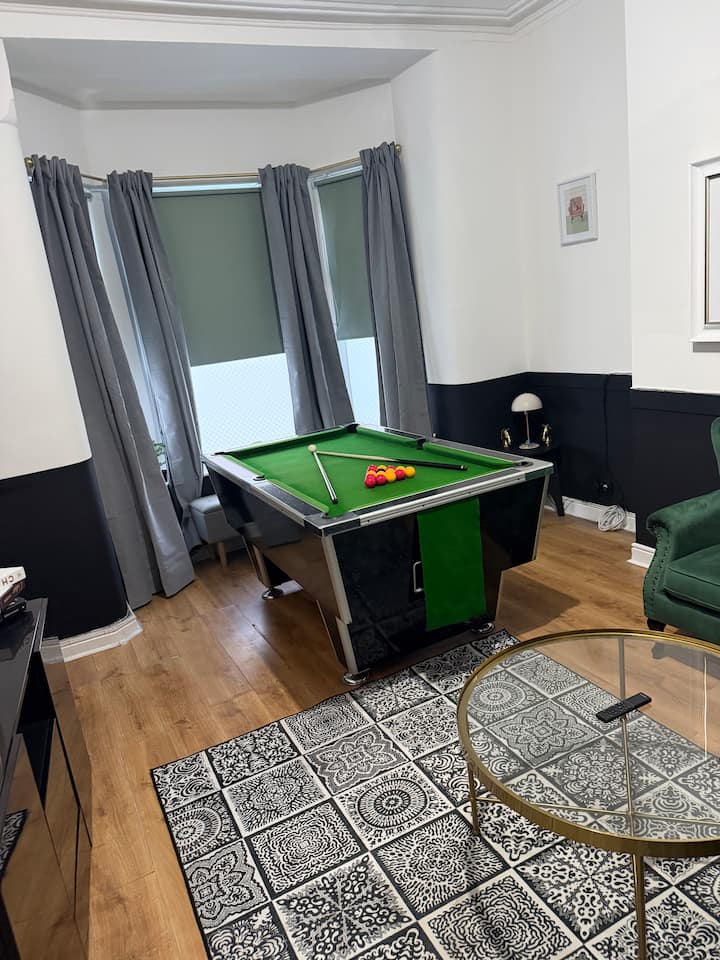 4 Bed Cinema Room - Oldham