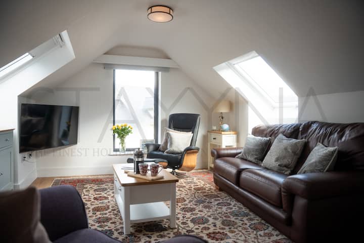 Burnham Snug, Cosy Apartment, Dingle Bay Views! - Dingle