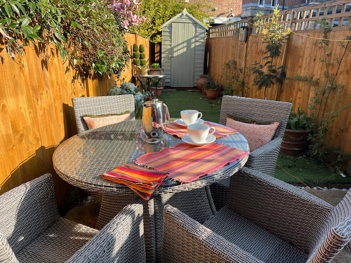 Charming Stella House Retreat - 2br Sleeps 4 - Kingston upon Thames