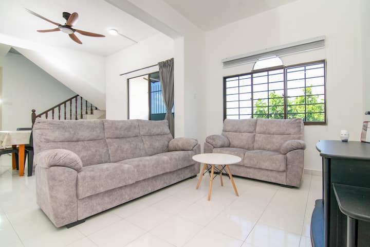 Spacious 5br Apartment | 11 Pax | Family Stays - Muar