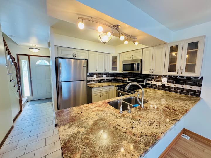 Cozy Central Townhouse - Schaumburg