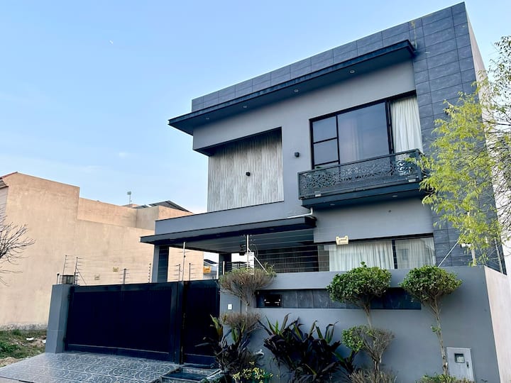 Luxury Family Stay | 3 Bedrooms | Near Dha Raya - Lahore