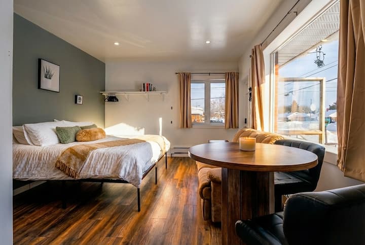Chic & Cozy Bachelor W/ Kitchenette | New Sudbury - Greater Sudbury