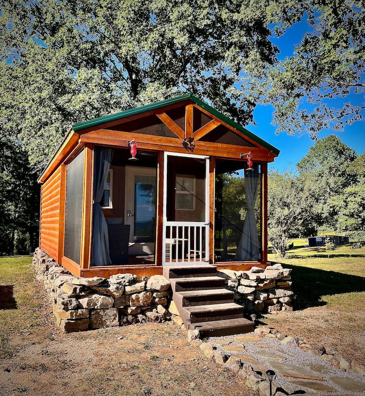 Romantic Tiny Cabin Farmstay With Jacuzzi Tub - Tennessee