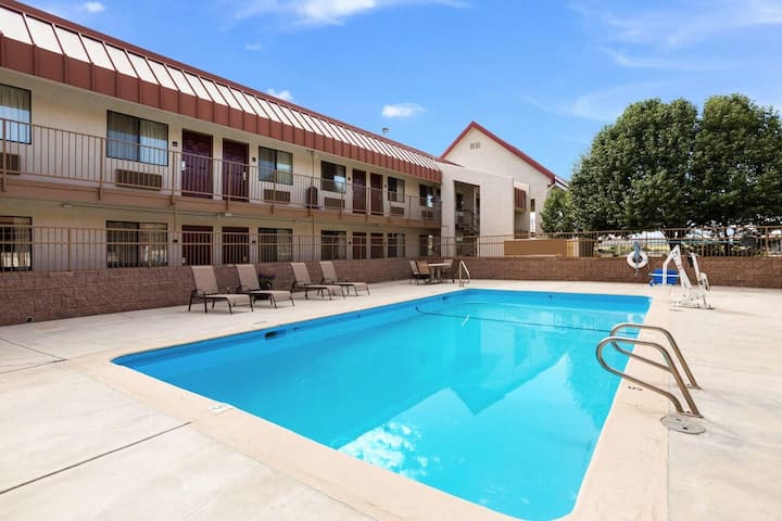 Pet-friendly Stay W/ Pool And Free Breakfast - Gallup, NM