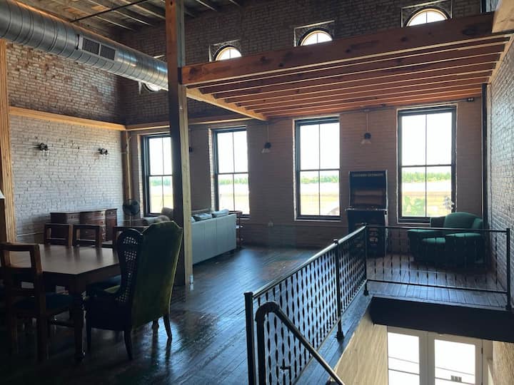 Historic Apartment Overlooking The Mississippi - Cape Girardeau, MO