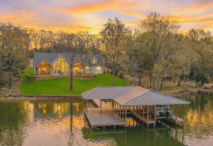 Beautiful Lakehouse W/ Boathouse, Hot Tub & Yard - キャンプ, TX