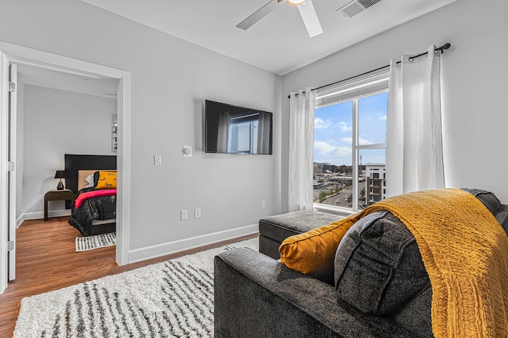Beautiful Life 1bd Gulch Apt! Gym|pool|dt >1mi - Nashville, TN
